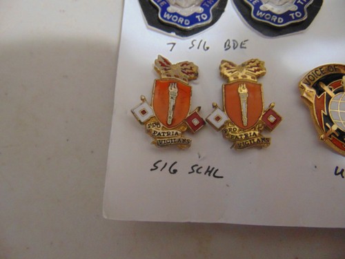 MILITARY INSIGNIA CREST DUI SET OF 2 SIGNAL SCHOOL PRO PATRIA VIGILANS ...