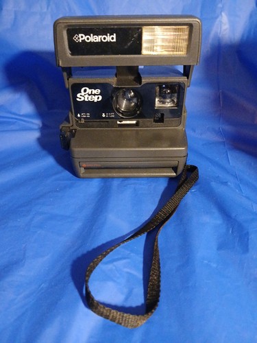VTG Polaroid OneStep 600 Camera Black Automatic Built-In Flash w/ Strap ...