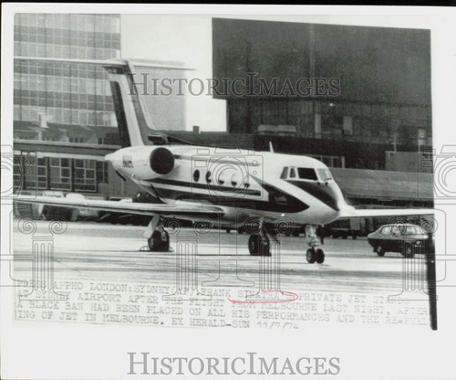 1974 Press Photo Singer Frank Sinatra's Private Jet at Sydney Airport ...