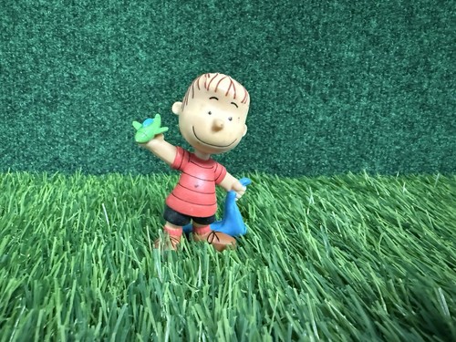 Peanuts Linus PVC Toy Figure Holding Blanket Just Play 3" Cake Topper ...