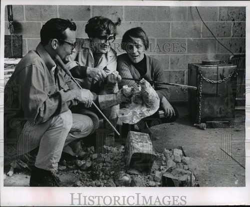 1966 Press Photo The First Casting From A Foundry At Layton School Of ...