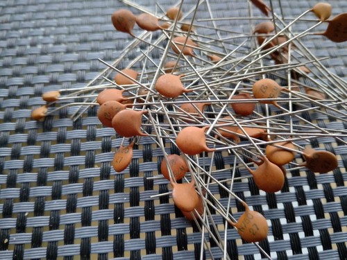 30x KONDENSATOR "EROID" 4,7pF 750V- 200V AC 11x1mm axial Markenware 1 ...