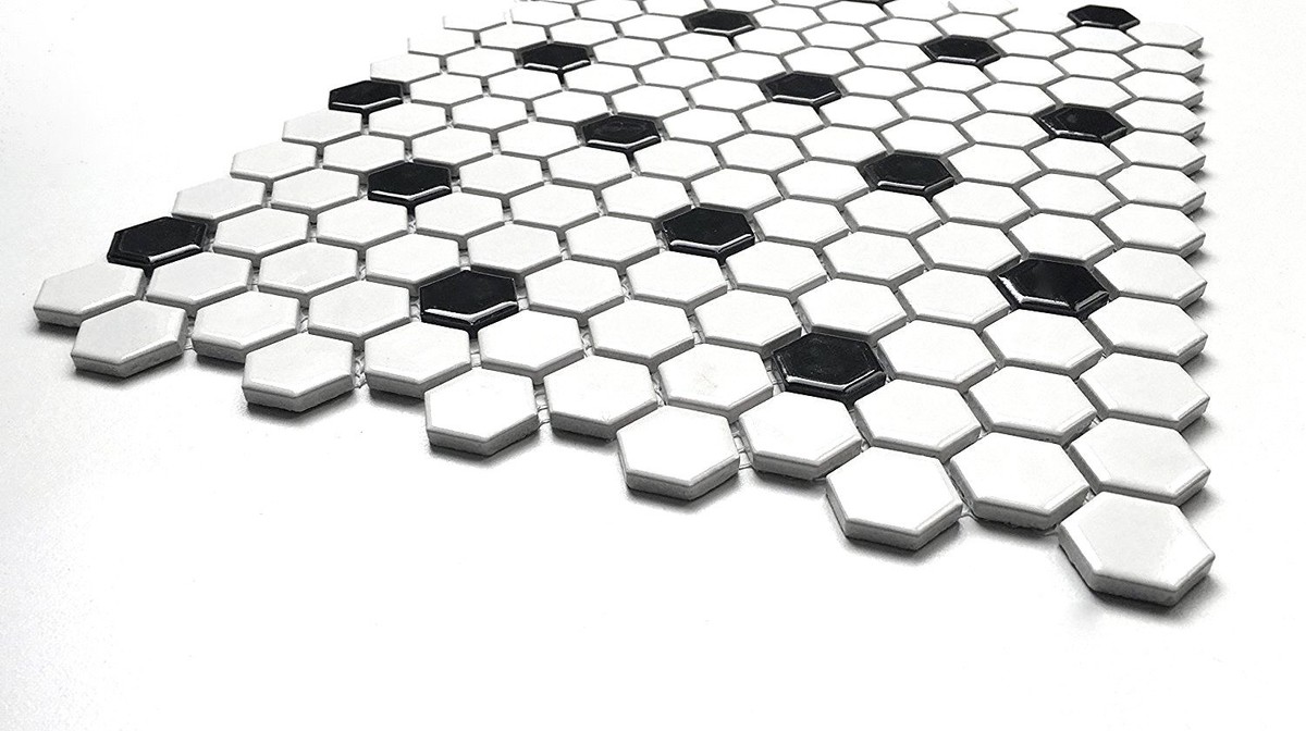 Mosaico De Flores Con Azulejos Hexagonales Esmaltados En Blanco Y Negro