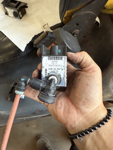 INTERNATIONAL AIR VALVE SOLENOID 2506712C91 AIR SUSP A | eBay