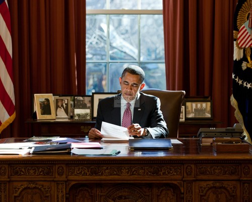 BARACK OBAMA AT RESOLUTE DESK IN THE OVAL OFFICE - 8X10 PHOTO (NN-178 ...