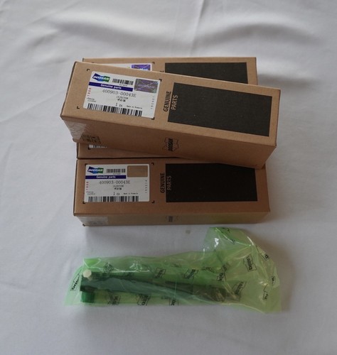 SET OF 4 - GENUINE DELPHI Bobcat Injector / Doosan D34 7256789 7516846 ...