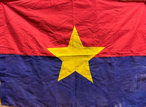 1 FLAG , 1 VC Vietcong Flag , RED FLAG W YELLOW , NVA FLAG VIET CONG ...