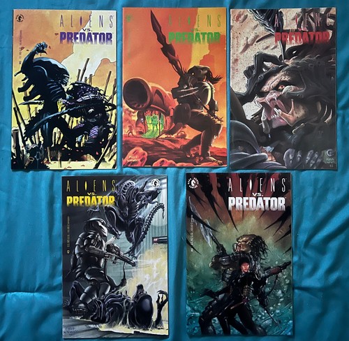 Aliens vs. Predator LOT #0-4 - Issue #0 Signed by Mike Mignola. (8.0/8. ...